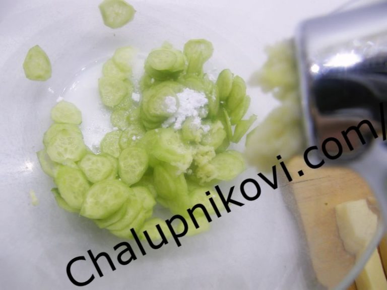 Vyprážaný syr a opečený fenikel a uhorkový šalát. | Míniny recepty