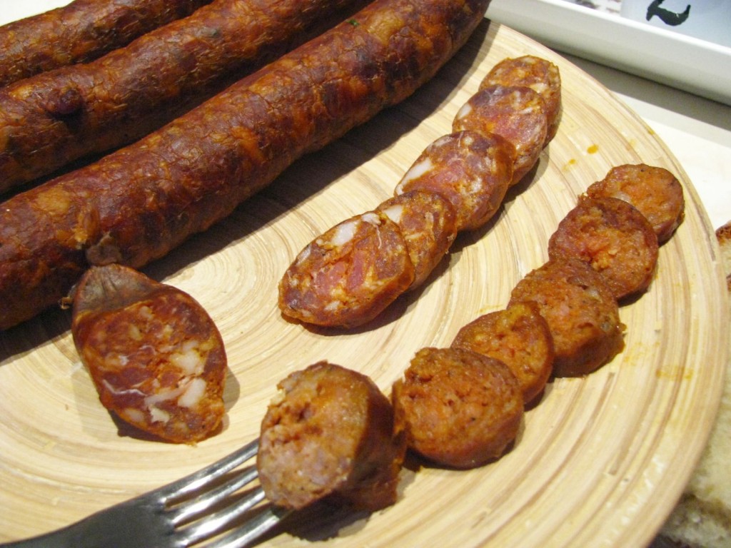 Údené klobásy a rebrá – plnenie a údenie | Míniny recepty